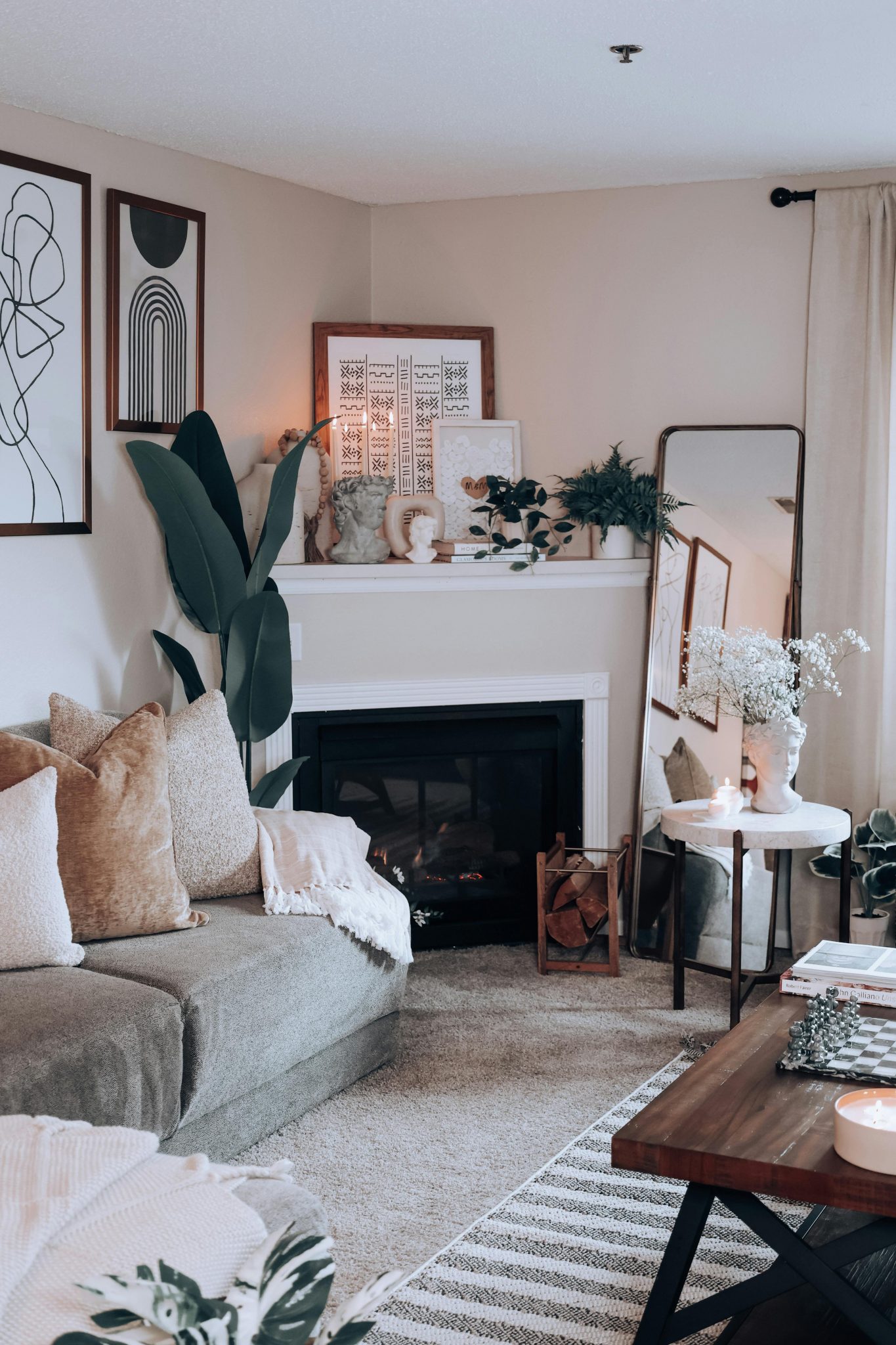 How to decorate your fireplace mantle